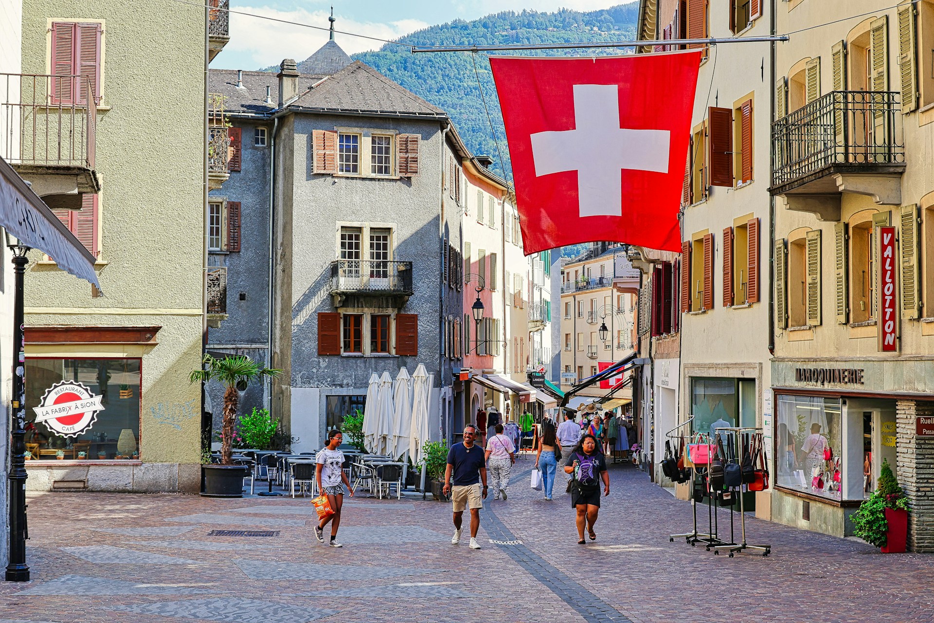 Traditional Swiss Clothing: Discover Switzerland's Colorful Fashion ...